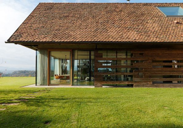 Hambar vechi transformat în casă confortabilă şi modernă